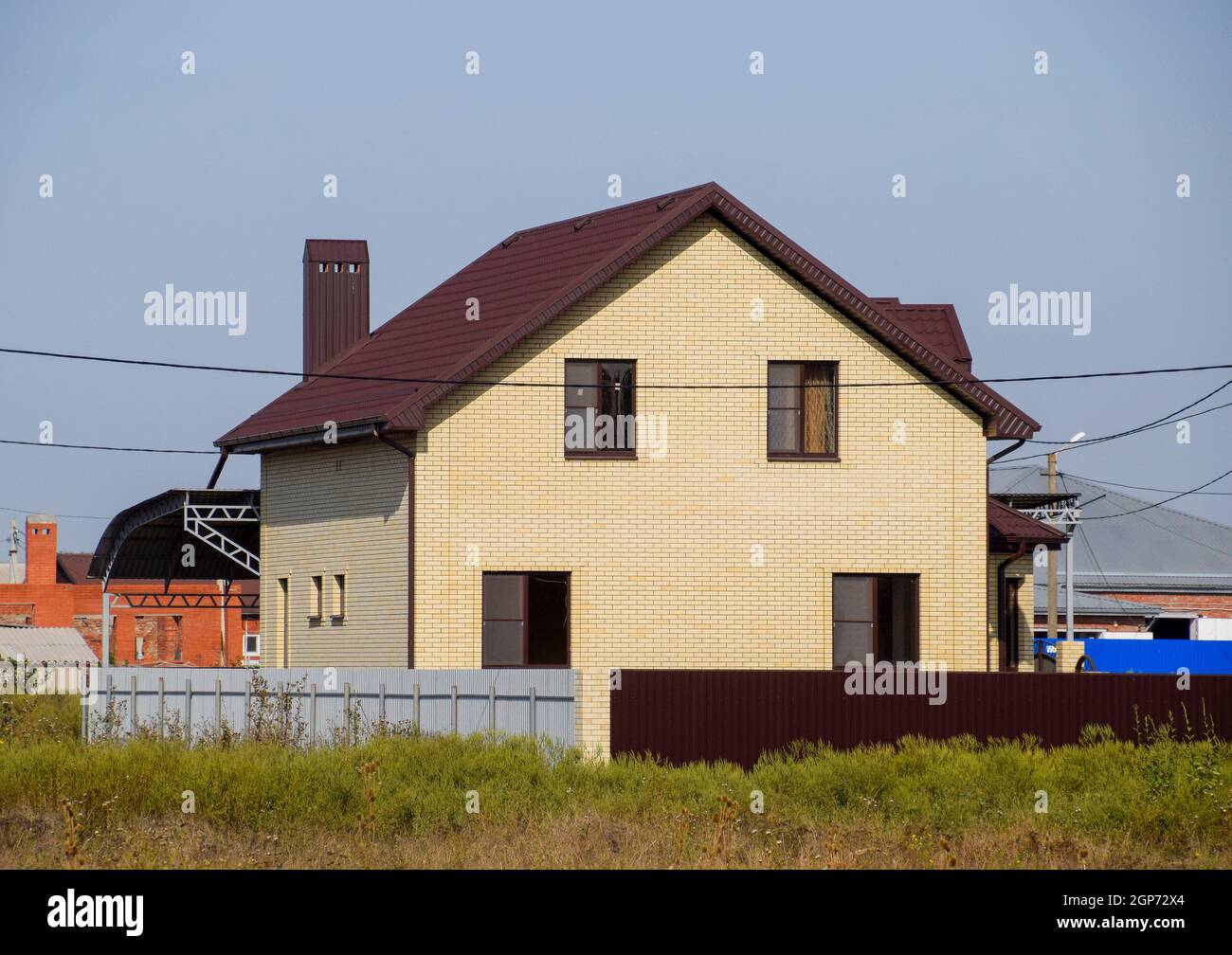Das Haus mit Kunststoff Fenstern und einem Dach aus Wellblech. Dächer ...