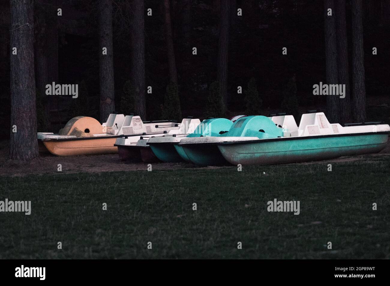 Boote auf gras -Fotos und -Bildmaterial in hoher Auflösung – Alamy