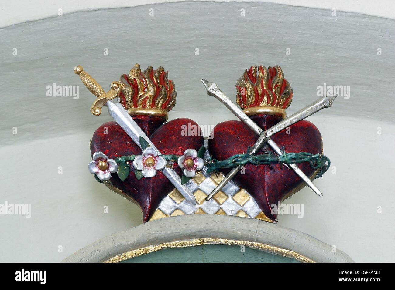 Das heilige Herz Jesu und das Herz Mariens, eine Statue auf dem Altar der Schmerzensmutter in ...