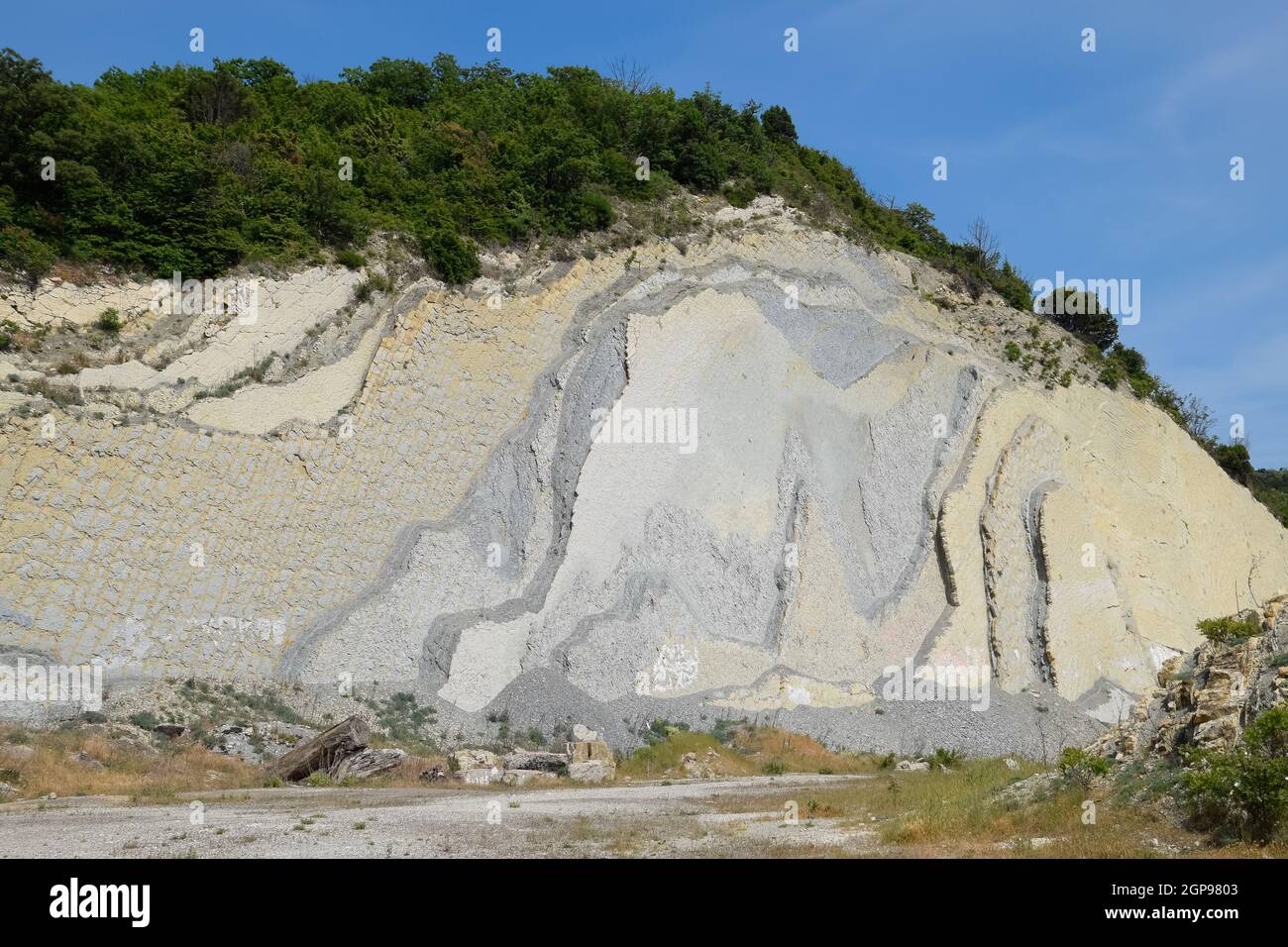 Hang des Berges mit Schichten von Sedimentgestein. Vertikal ...