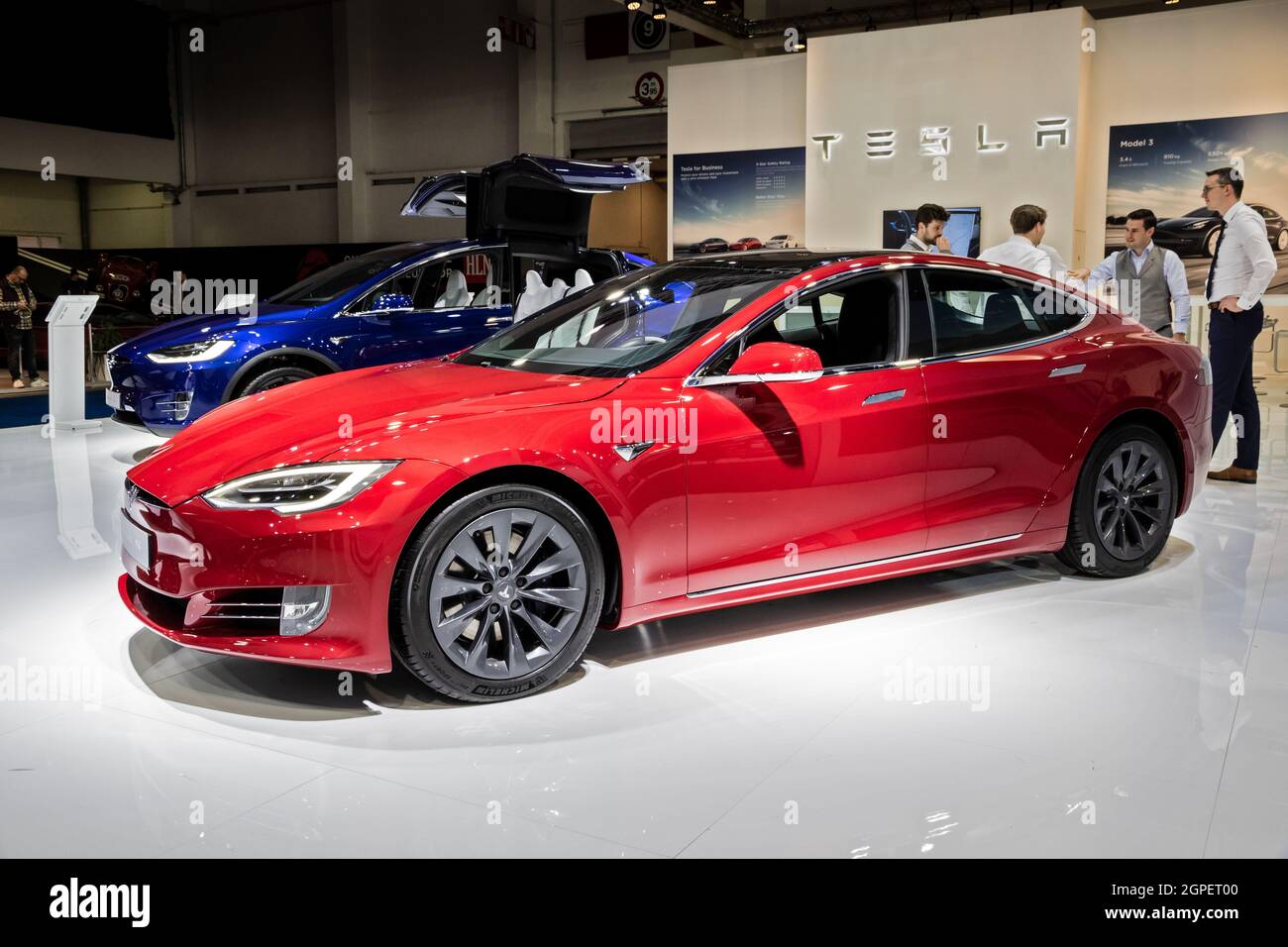 Rotes modell s tesla auto Fotos und Bildmaterial in hoher Auflosung Alamy