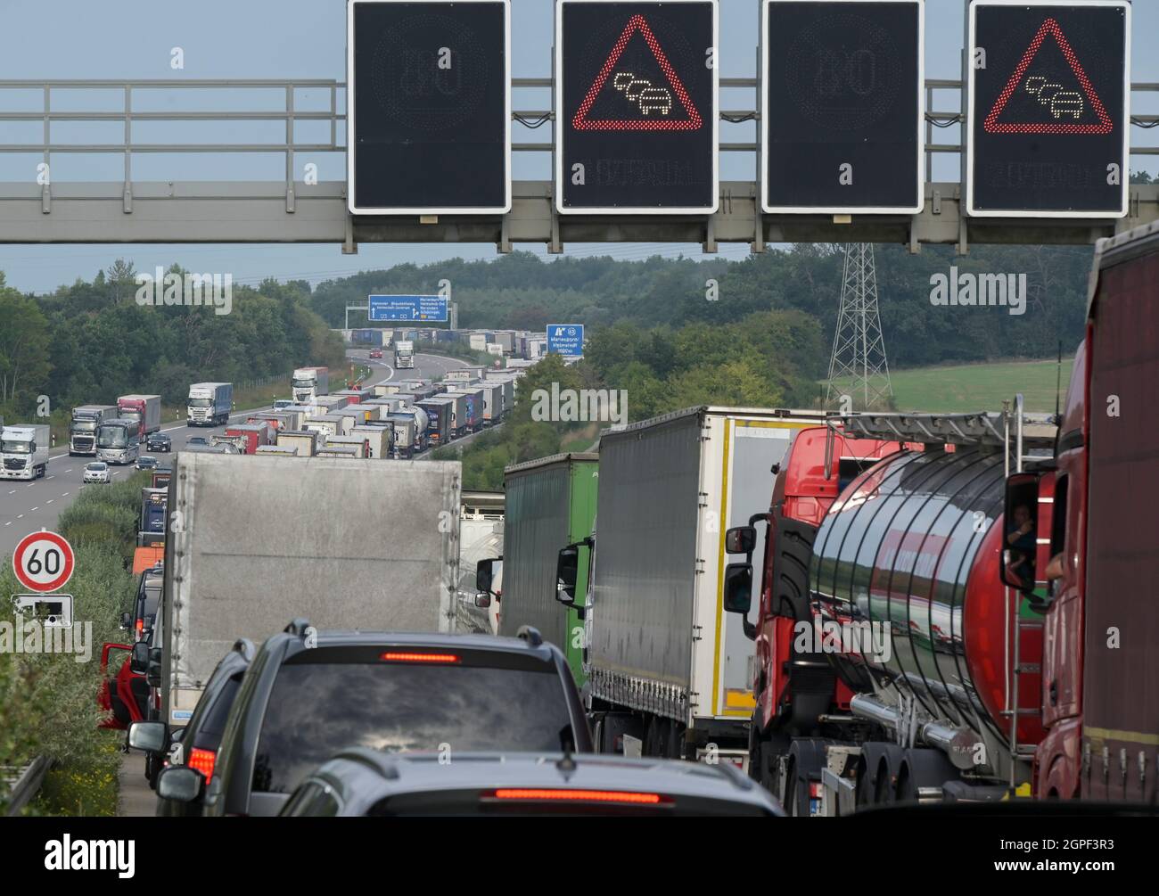 Deutschland, Helmstedt, LKW im Stau auf der A2 Stockfotografie - Alamy