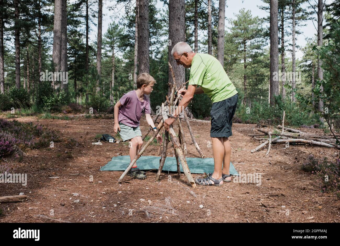 ältere männer mit enkel -Fotos und -Bildmaterial in hoher Auflösung – Alamy