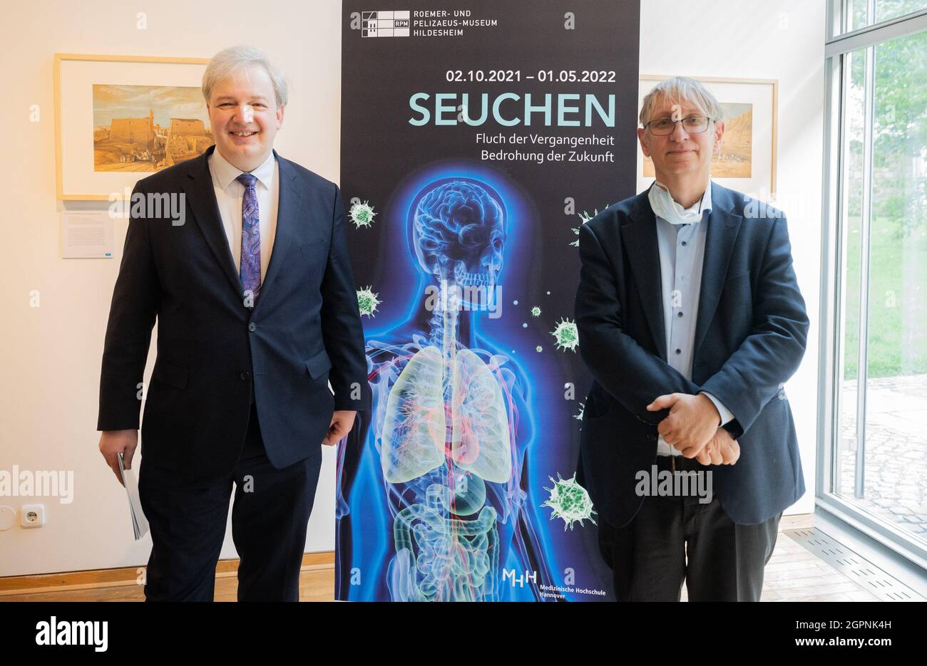 Hildesheim, Deutschland. September 2021. Kurator Oliver Gauert (l.) und ...