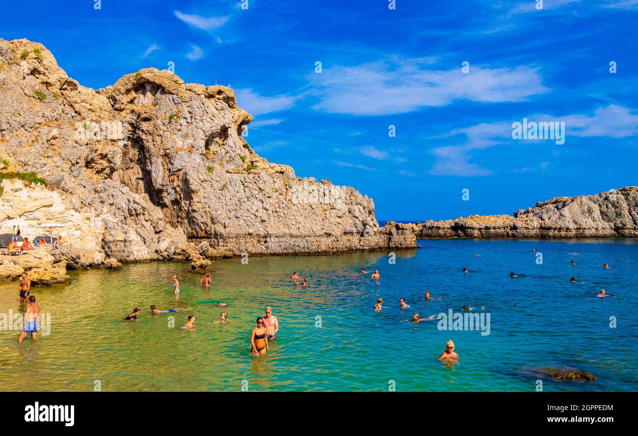 St Pauls Bay Lindos Strand Panoramablick mit türkisfarbenen klaren Wasserbooten Touristen und ...