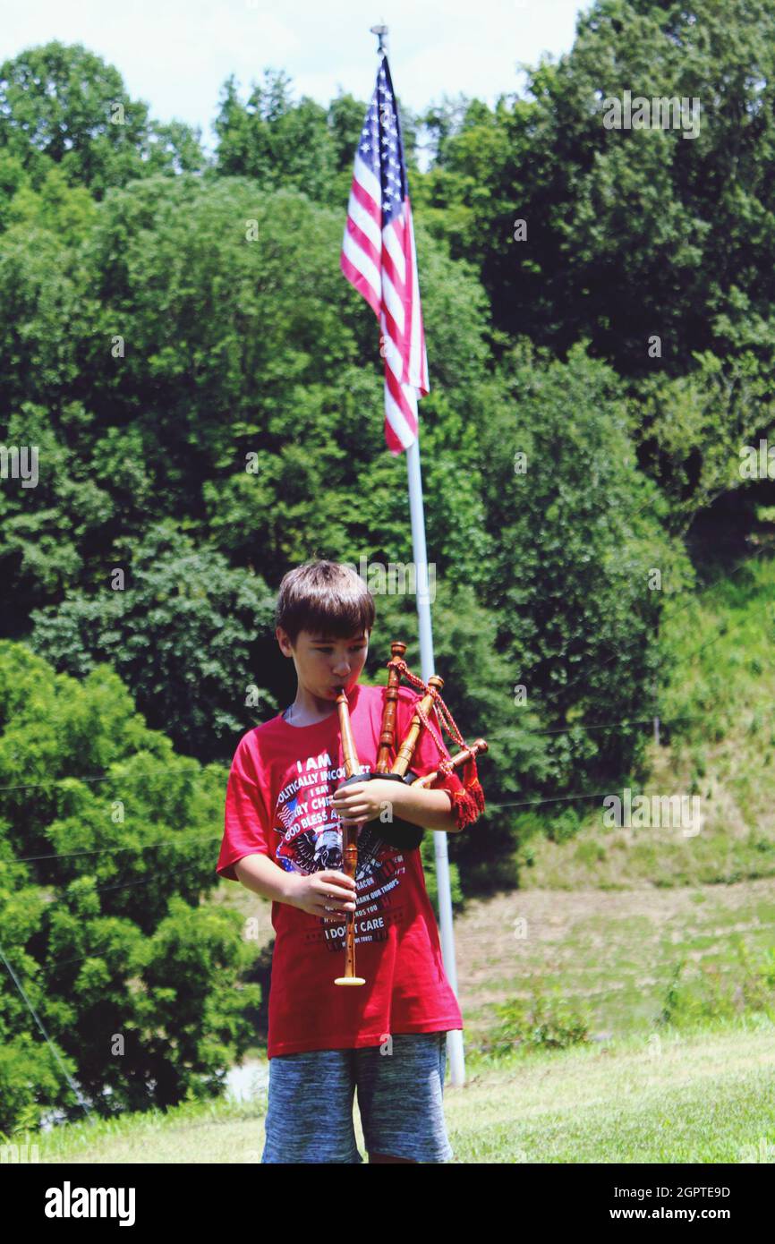 Bagpipe child -Fotos und -Bildmaterial in hoher Auflösung – Alamy