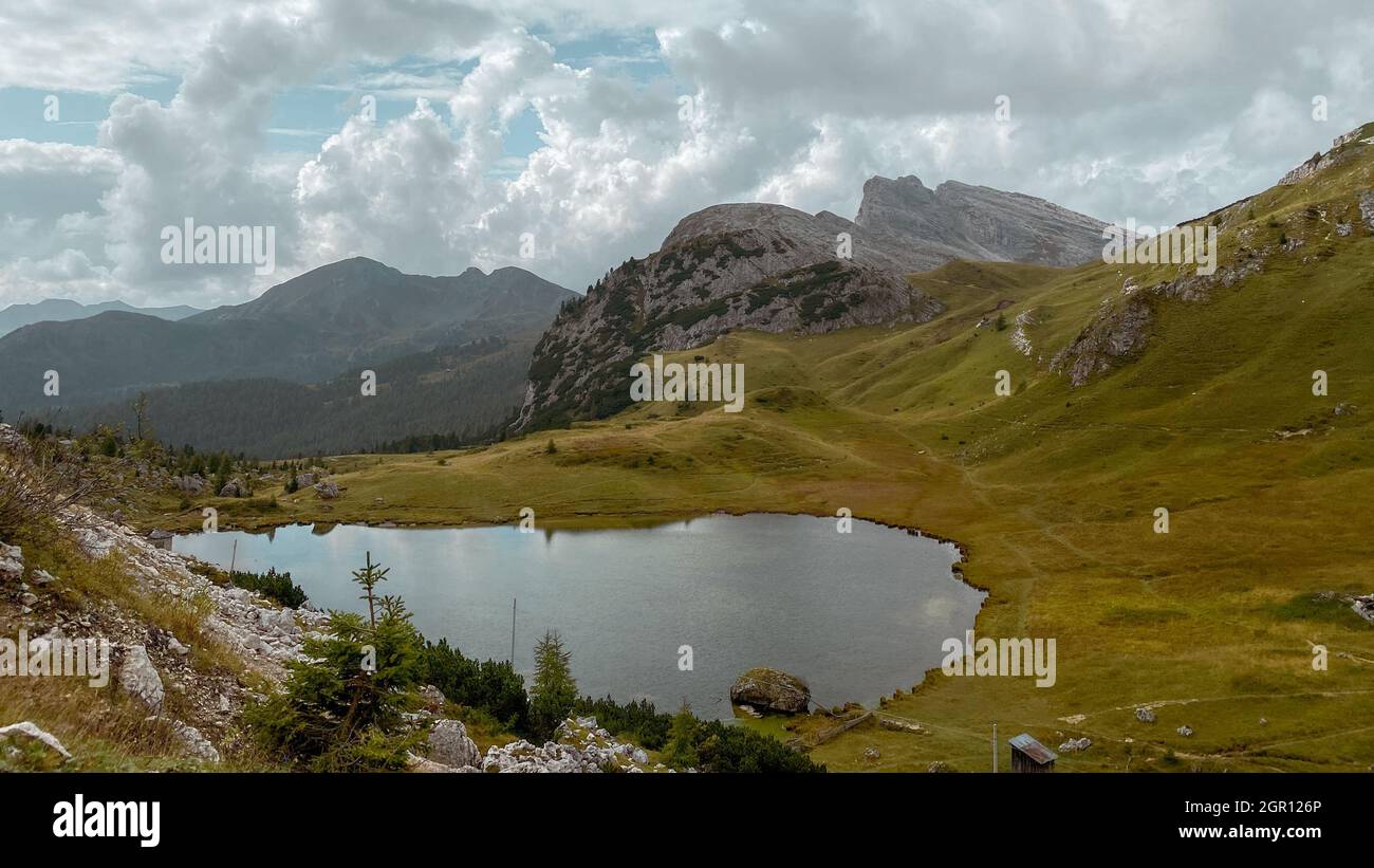 Panoramablick Auf Den Alpensee Am Passo Valparola Und Die Berge Gegen ...