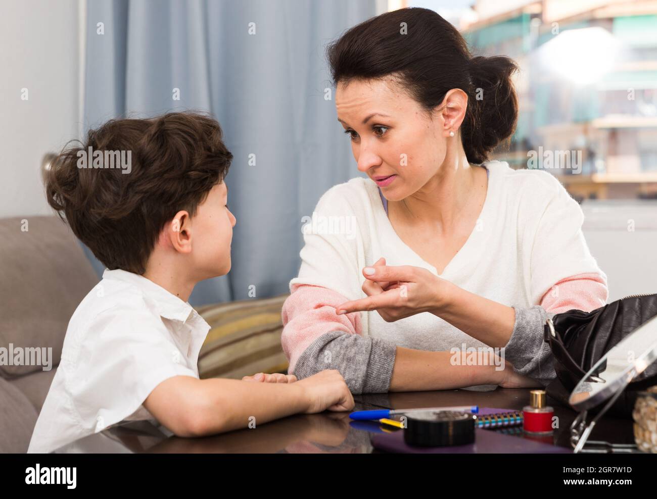 Strenge erziehung mutter -Fotos und -Bildmaterial in hoher Auflösung ...