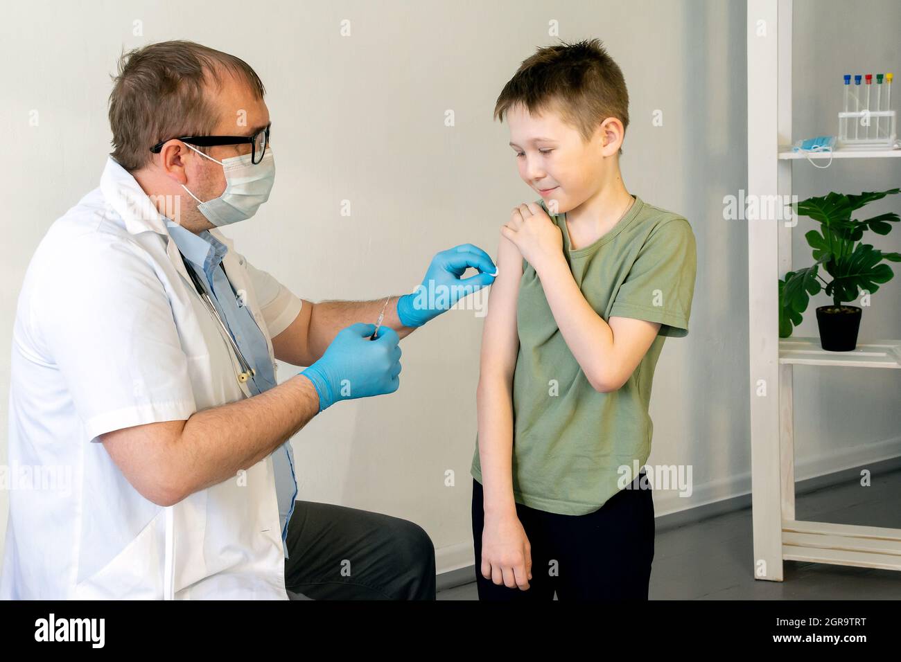 Der arzt impft ein virus mit einer spritze -Fotos und -Bildmaterial in ...