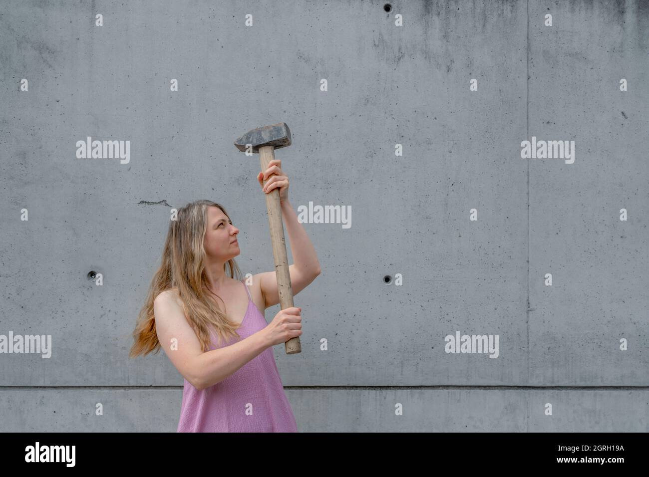 Strong woman hammer -Fotos und -Bildmaterial in hoher Auflösung – Alamy