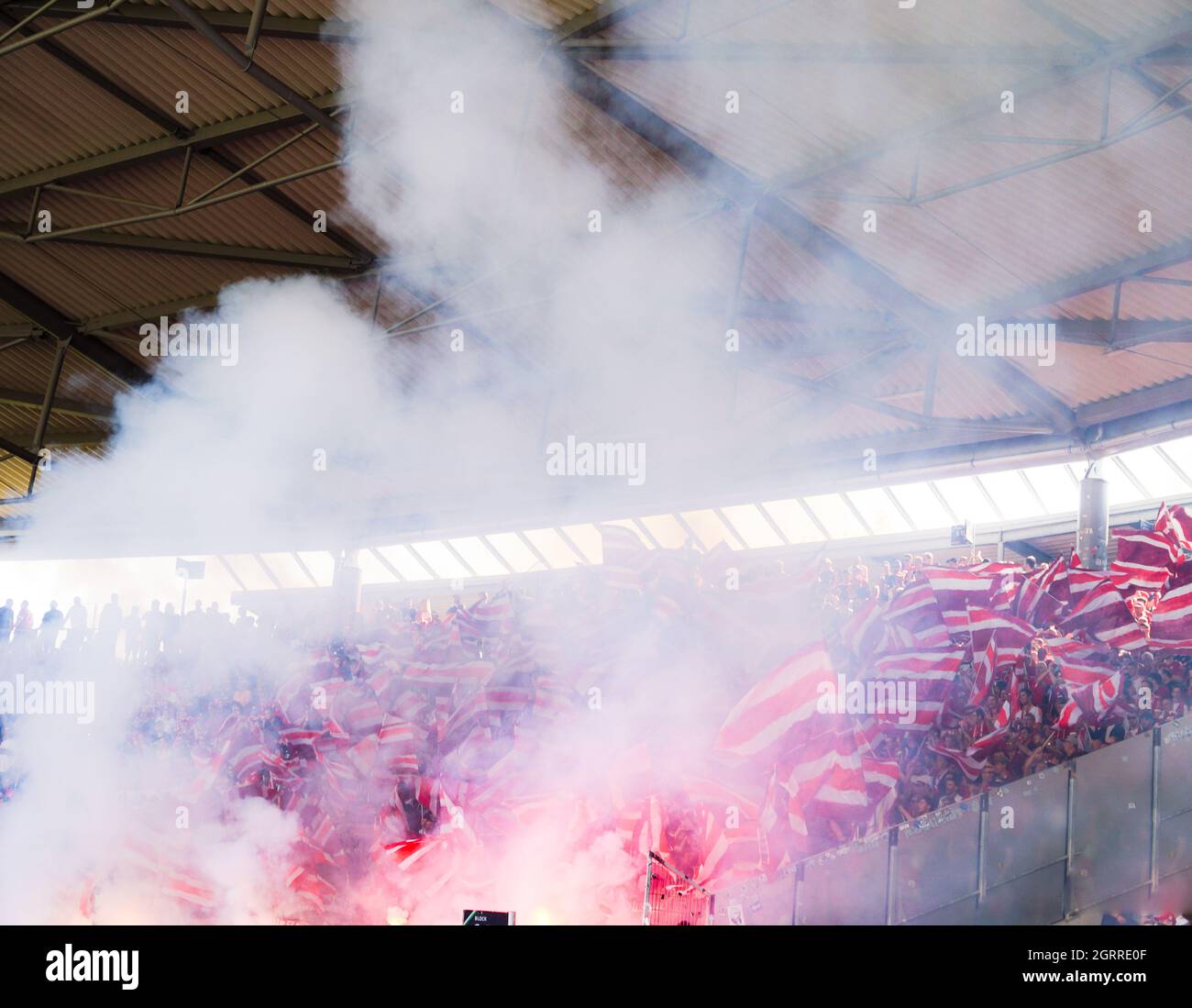 Menschen Genießen Inmitten Von Rauch Im Stadion Stockfotografie - Alamy