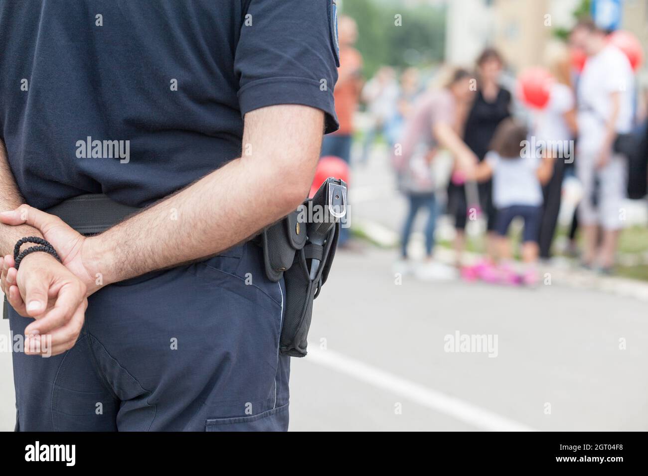 Police officer standing behind police -Fotos und -Bildmaterial in hoher ...