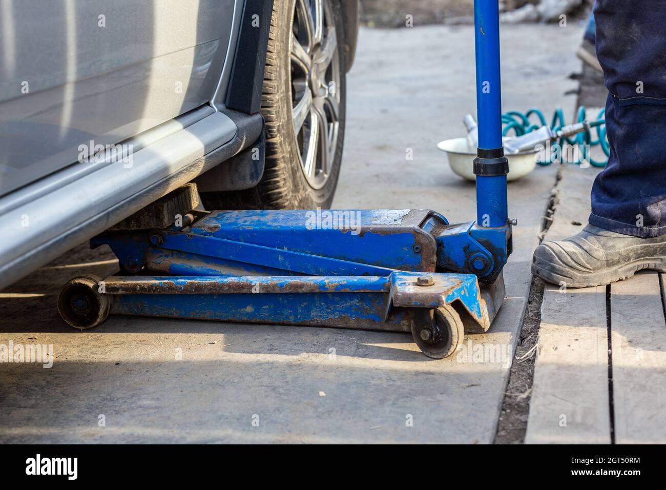 Silbernes Civil Car Heben Mit Hydraulischem Bodenheber In Der Outdoor ...