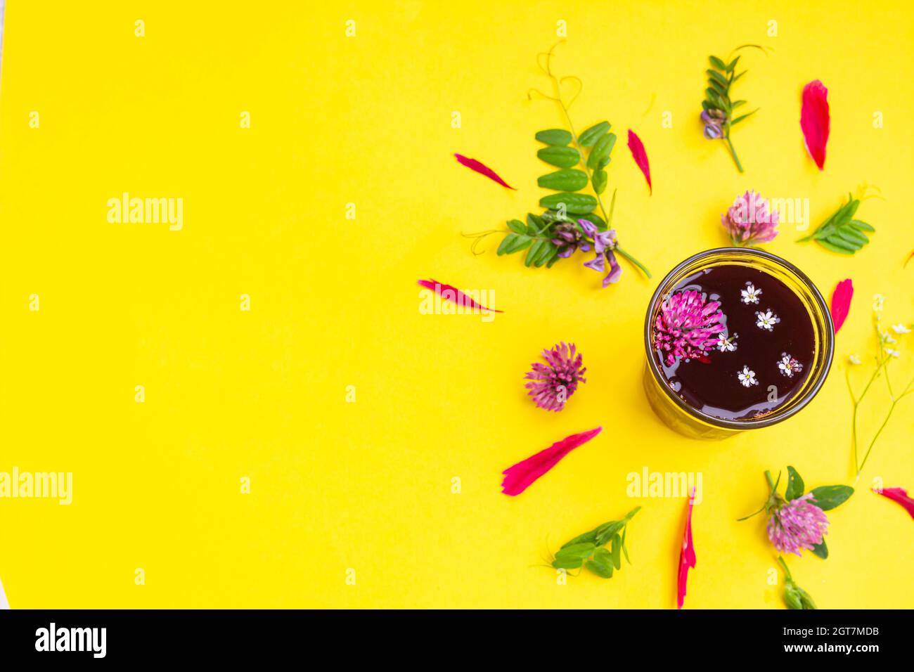 Karkade tee -Fotos und -Bildmaterial in hoher Auflösung – Alamy