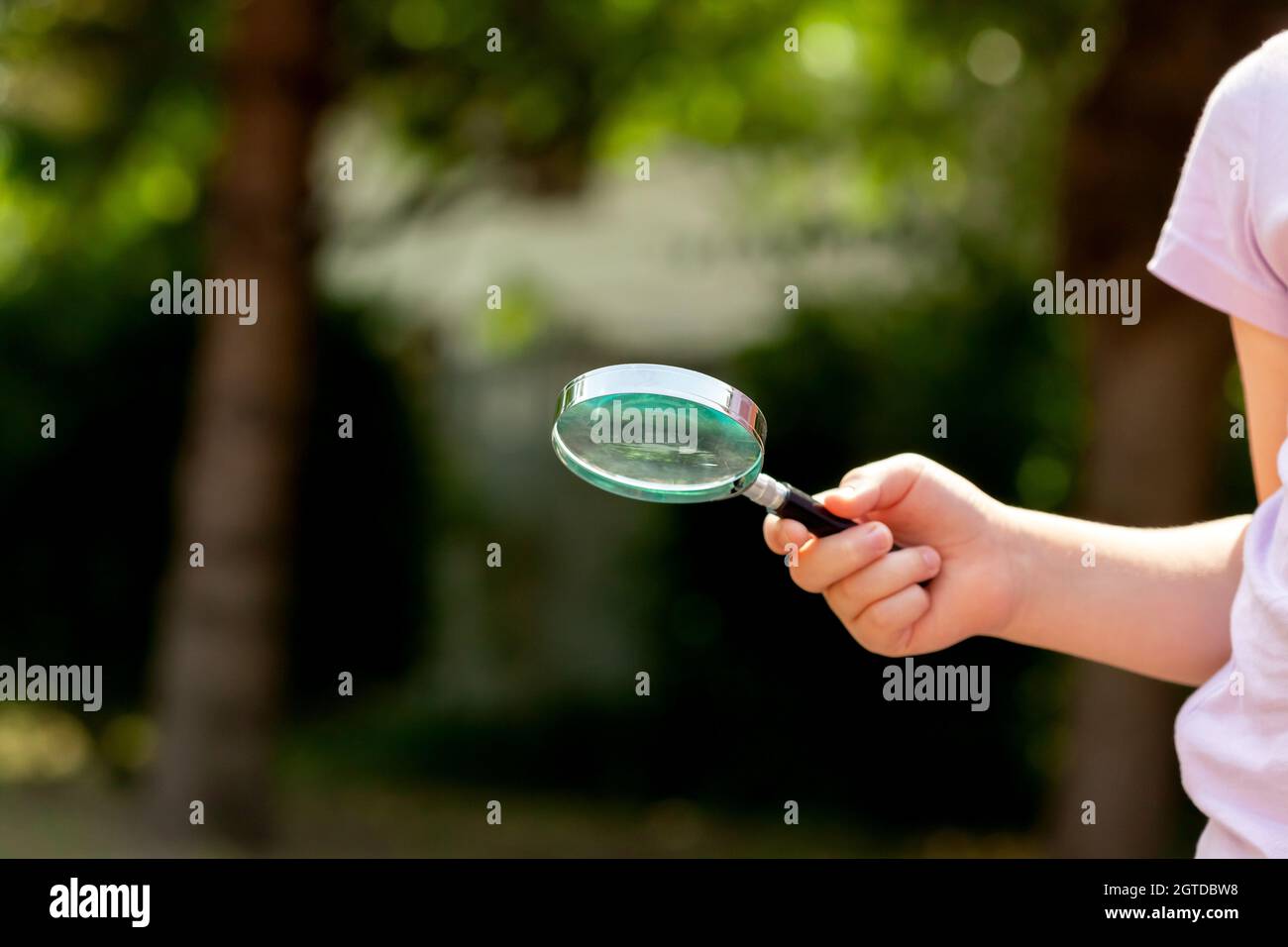 Kind mit einer lupe -Fotos und -Bildmaterial in hoher Auflösung – Alamy