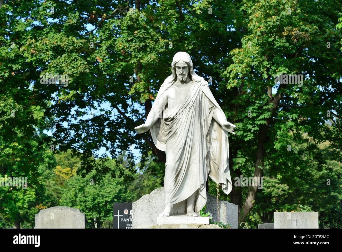 Wien, Österreich. Der Wiener Zentralfriedhof. Steinstatue auf dem ...