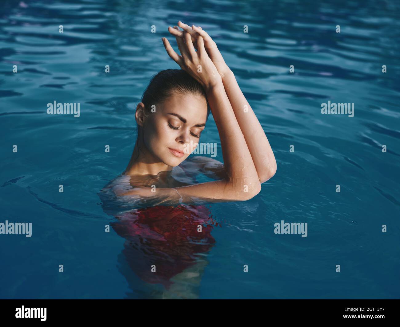 Woman with long hair floating in swimming pool -Fotos und -Bildmaterial ...