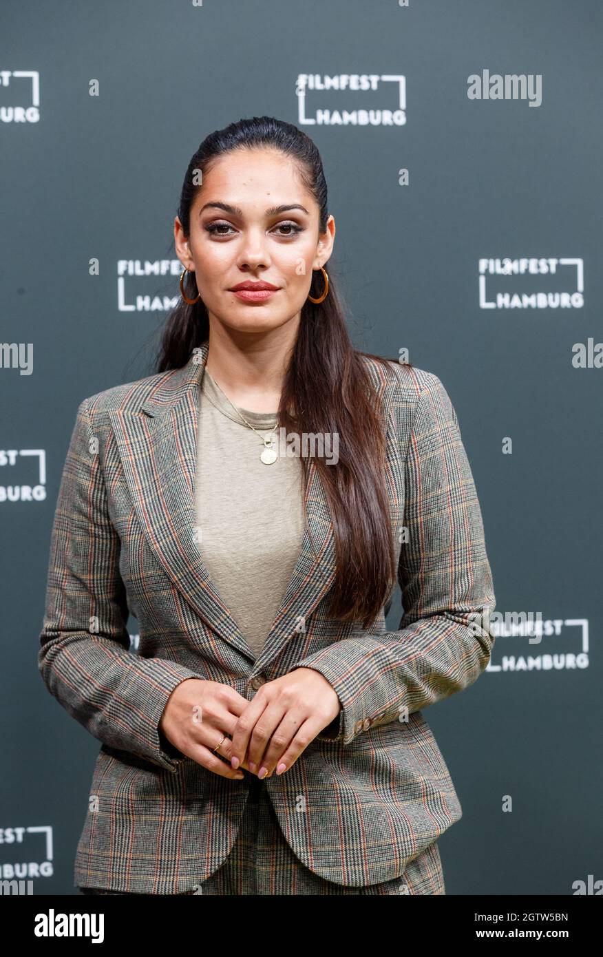 Hamburg, Deutschland. Oktober 2021. Schauspielerin Nilam Farooq steht auf dem roten Teppich für ...