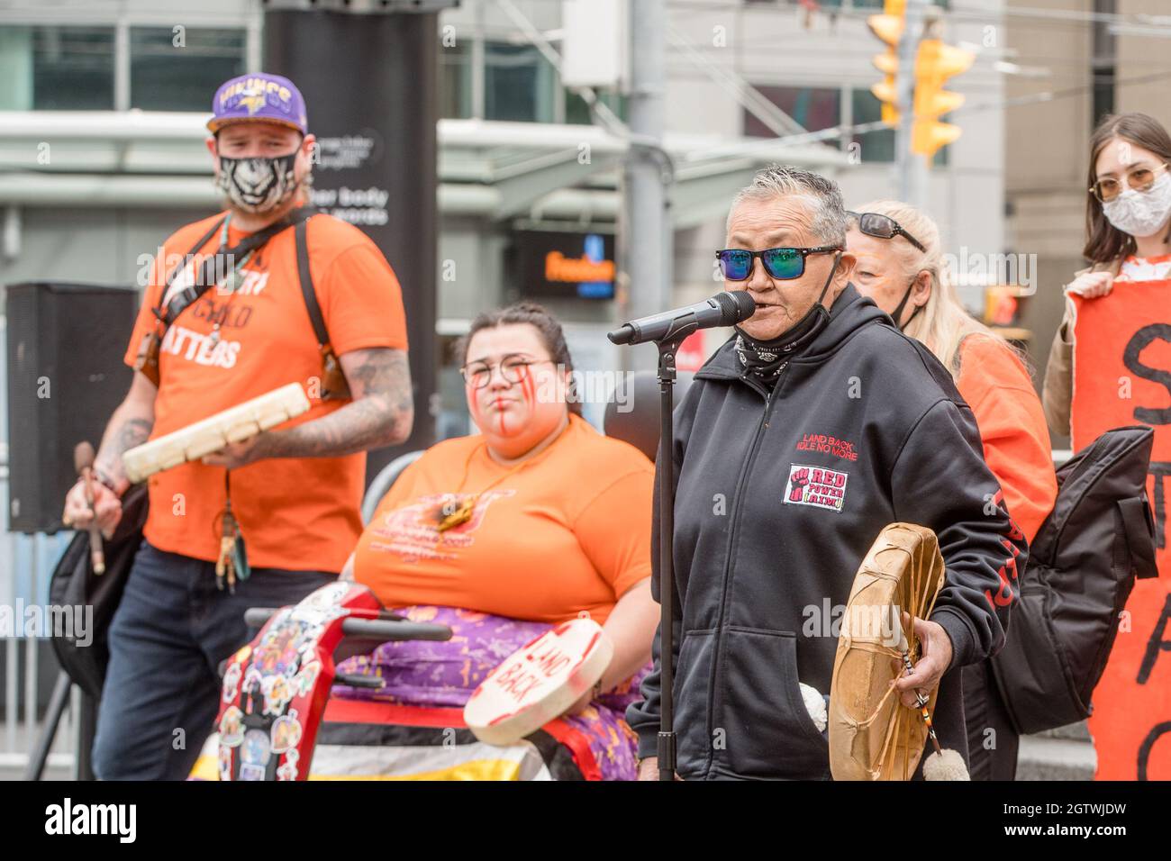 Der Aktivist Joey Twin spricht beim Orange Shirt Day und am National ...