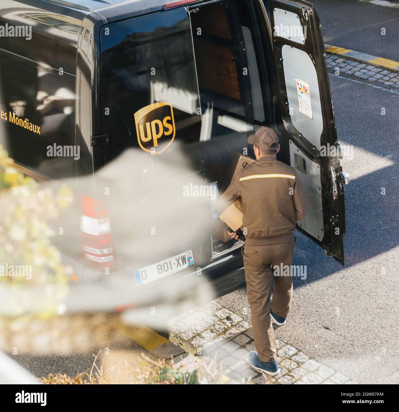 Ups Fahrer Stockfotos und -bilder Kaufen - Alamy