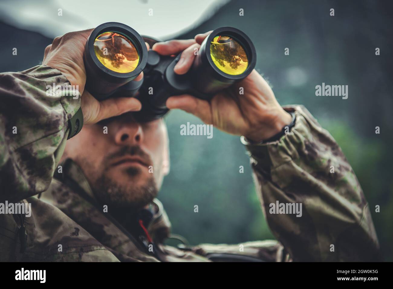 Soldat mit fernglas -Fotos und -Bildmaterial in hoher Auflösung – Alamy