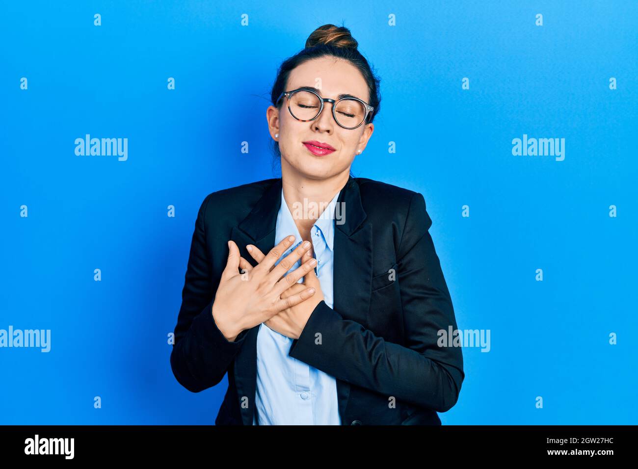 Junge hispanische Mädchen in Business-Kleidung und Brille lächelnd mit ...