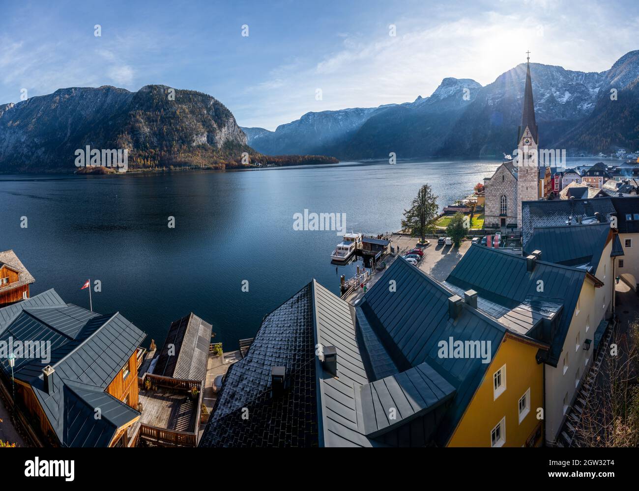 Schöne Panorama-Luftaufnahme von Hallstatt, See und Kirche - Hallstatt ...