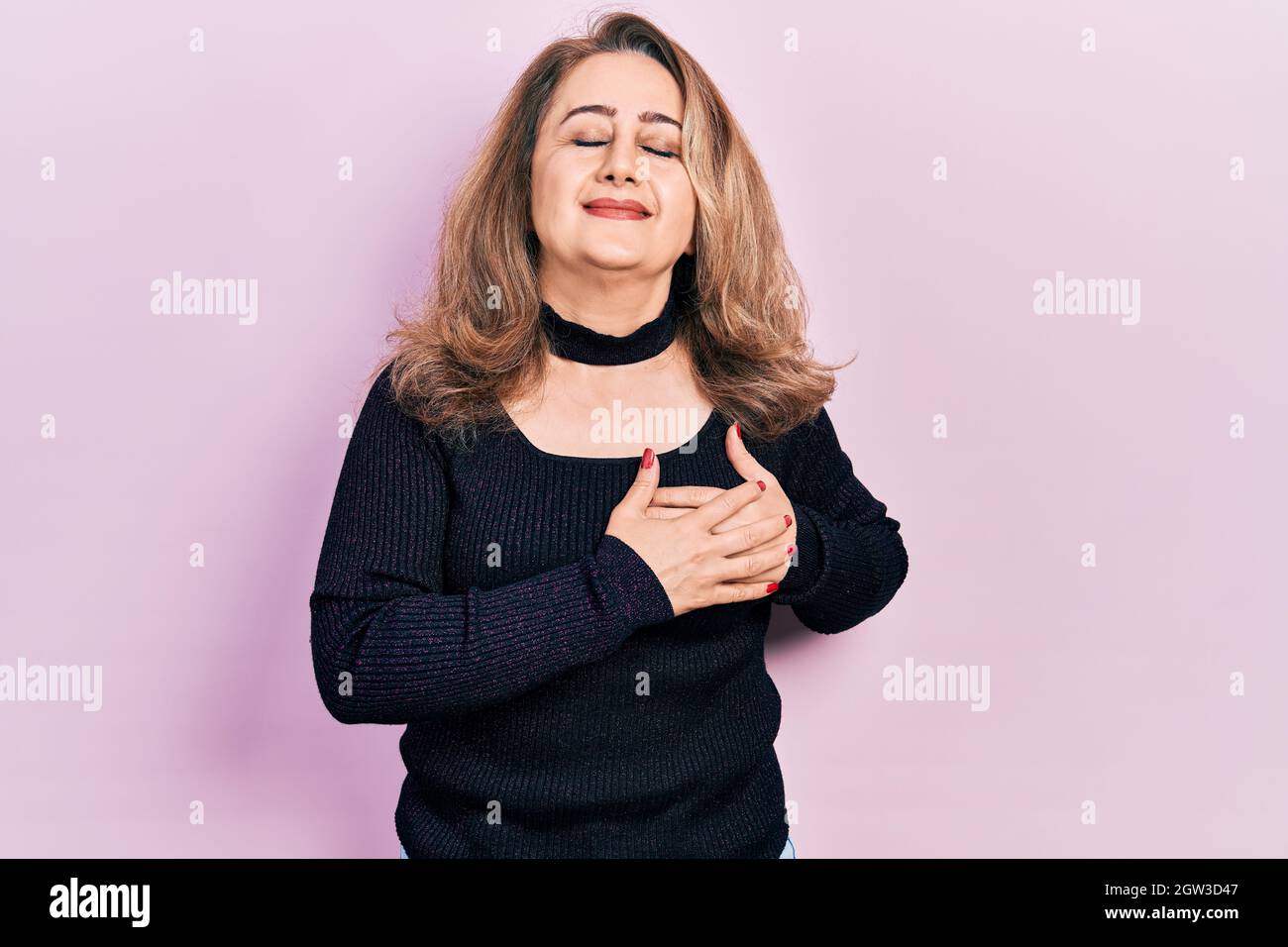 Mittleres Alter kaukasische Frau trägt lässige Kleidung lächelnd mit ...