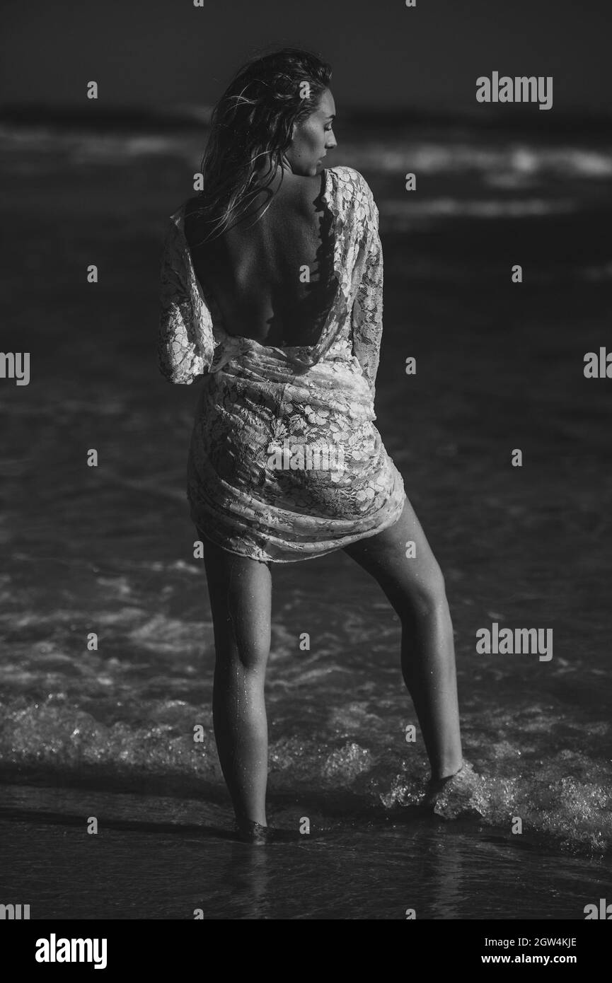 Junge frau steht am strand Schwarzweiß-Stockfotos und -bilder - Alamy