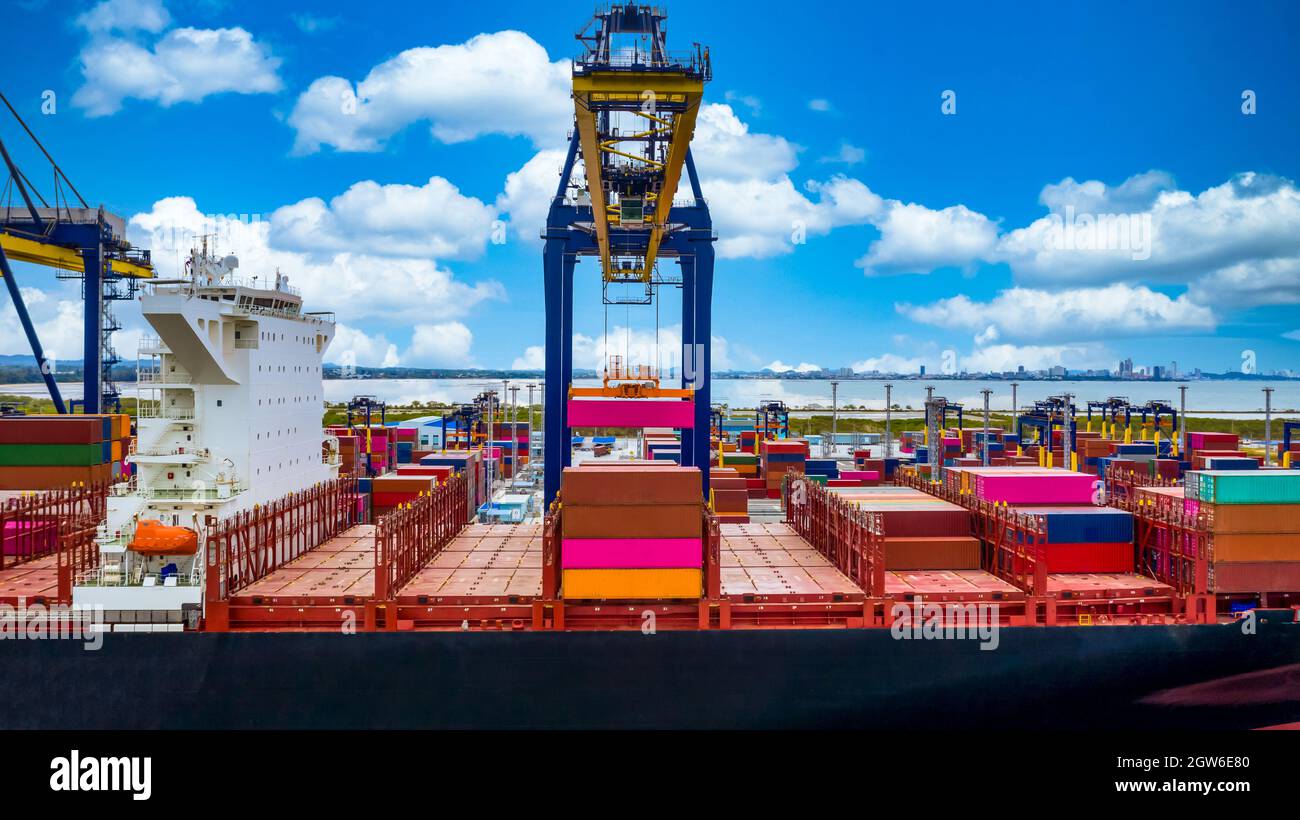 Kran und container -Fotos und -Bildmaterial in hoher Auflösung – Alamy