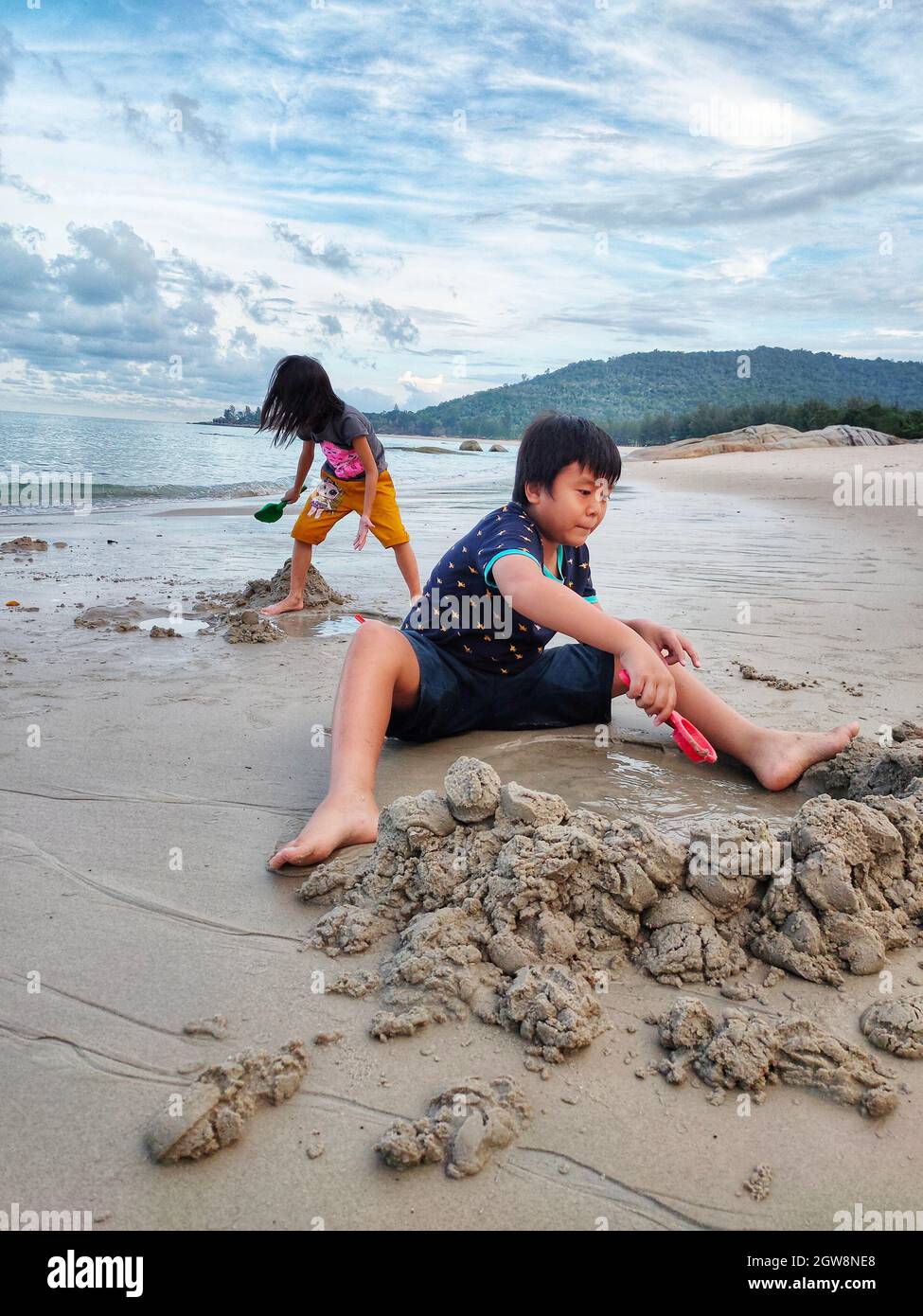 6 10 jahre mädchen strand -Fotos und -Bildmaterial in hoher Auflösung ...
