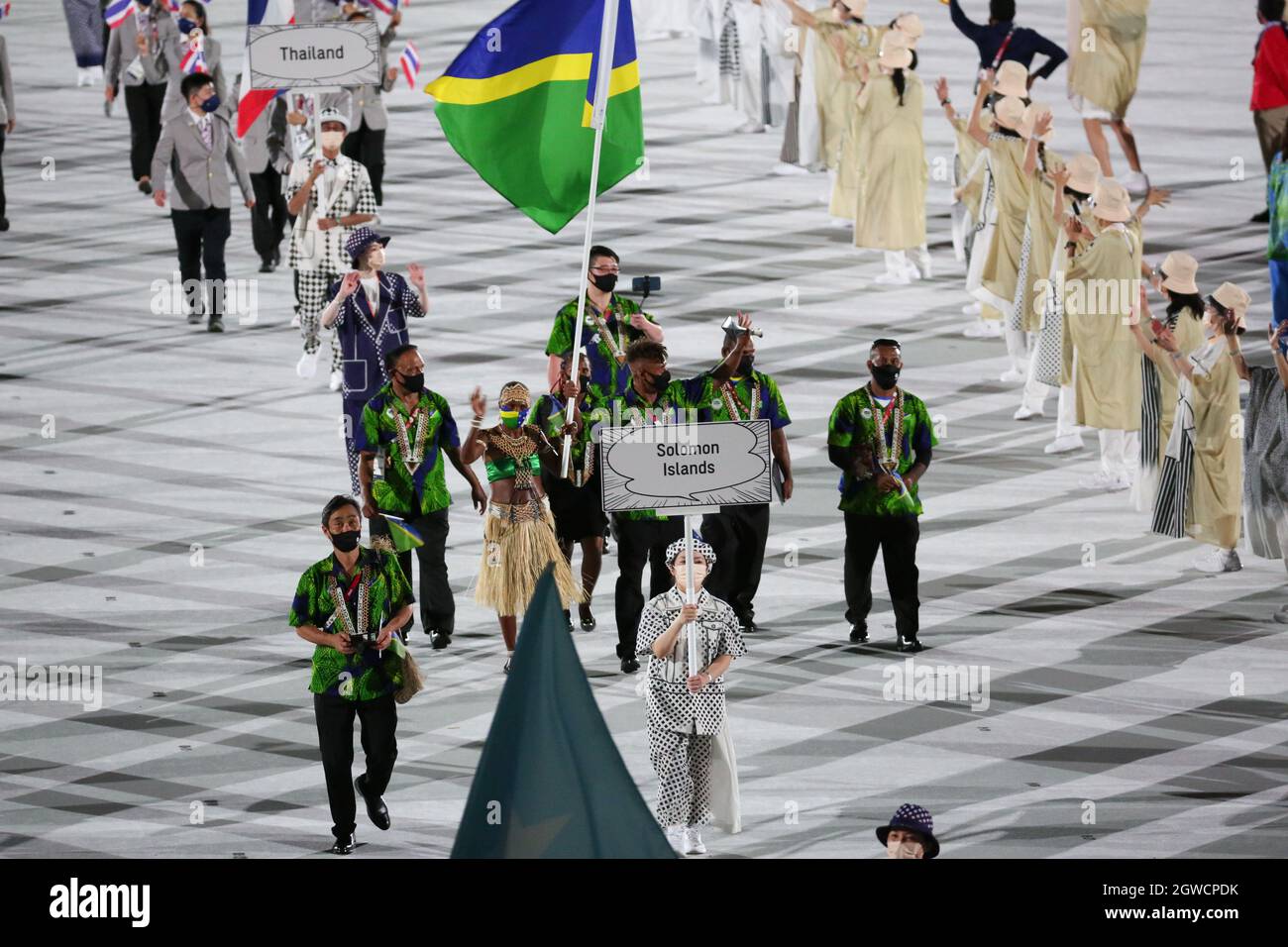 23. JULI 2021 - TOKIO, JAPAN: Die Flaggen-Träger der Salomonen Sharon ...