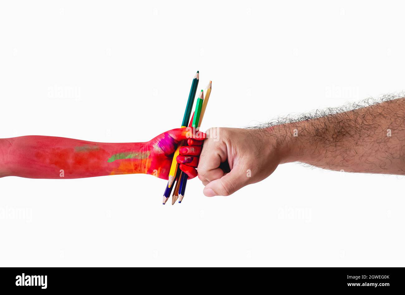 Vater und Kind stießen mit der Faust auf die Faust, die Hand des Kindes ...