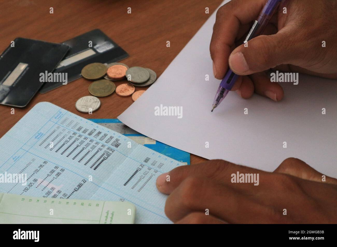 Bank account passbook -Fotos und -Bildmaterial in hoher Auflösung – Alamy