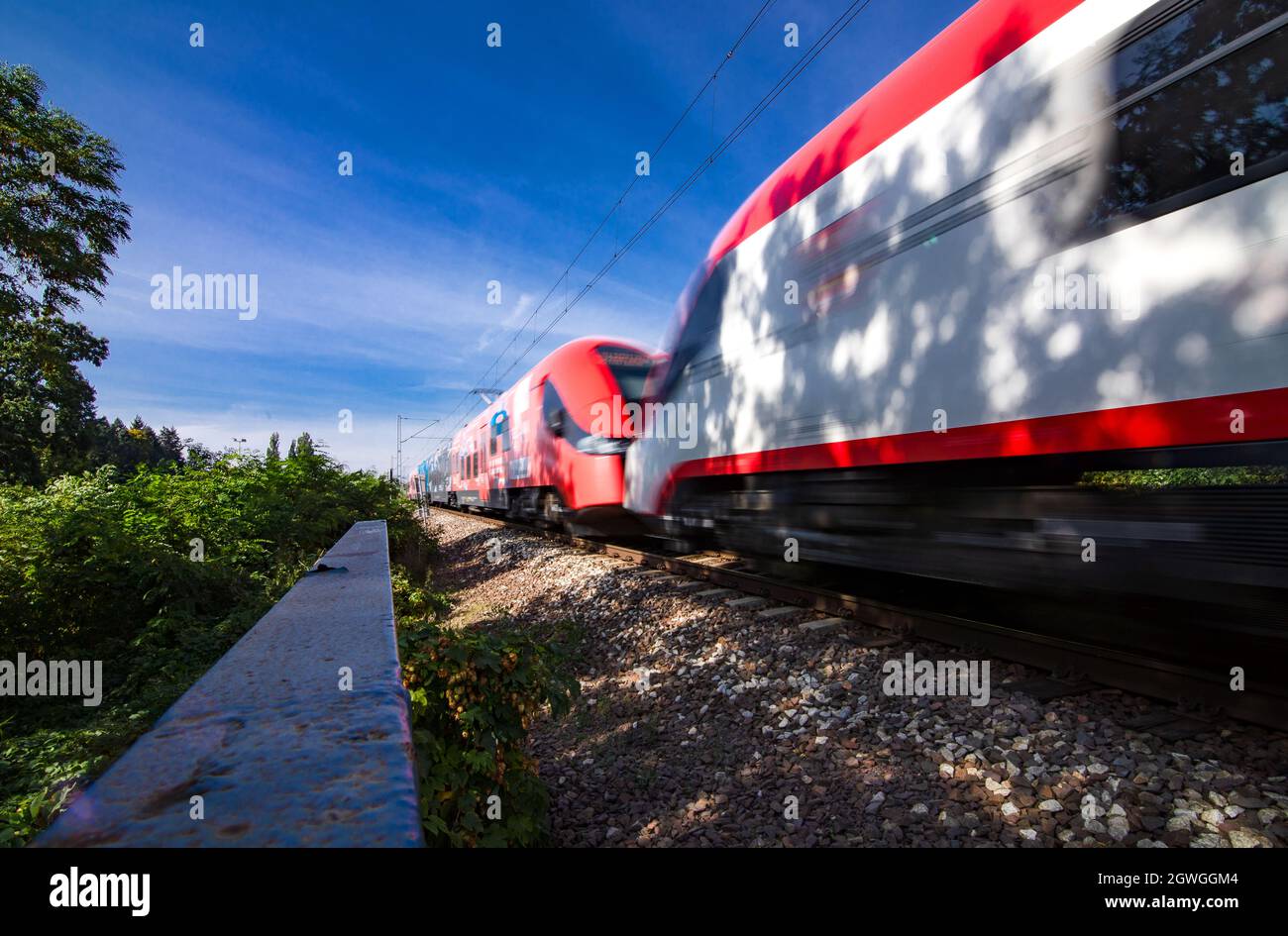 Ein rasender Zug auf Bahngleisen, Bild durch Geschwindigkeit ...