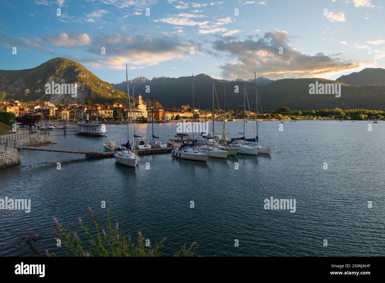Großer italienischer See. Lago Maggiore bei Sonnenaufgang, mit der ...
