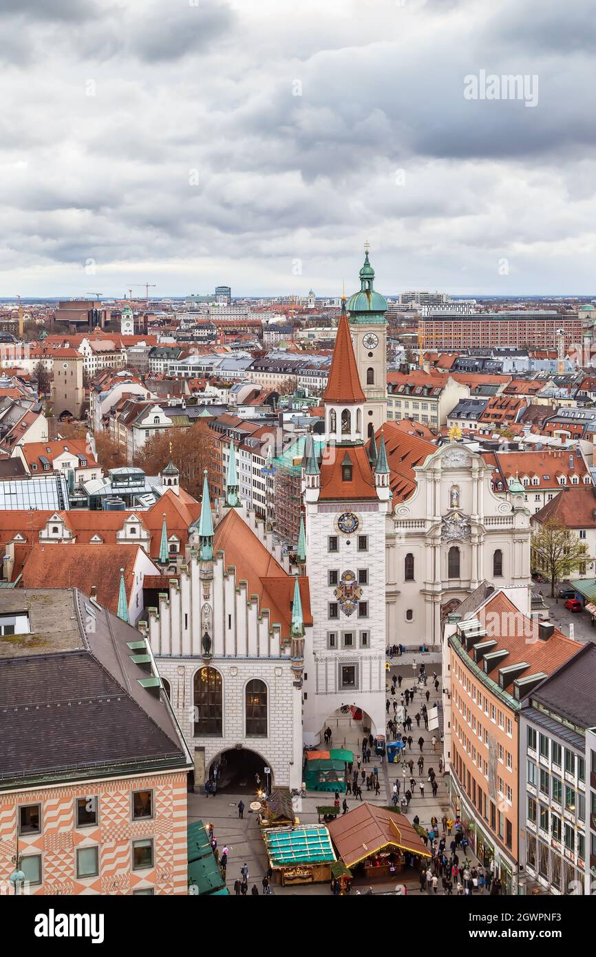 Blick von oben auf das neue rathaus am marienplatz -Fotos und ...