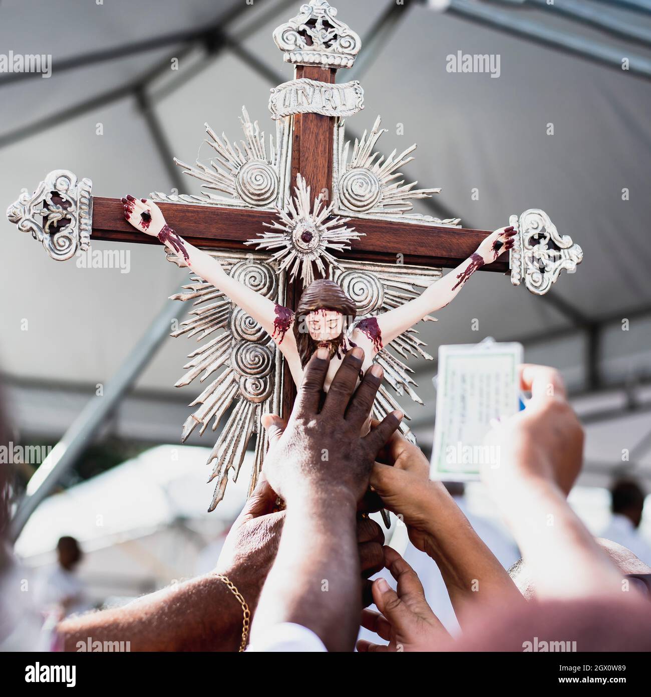 Frauen gekreuzigt werden -Fotos und -Bildmaterial in hoher Auflösung – Alamy