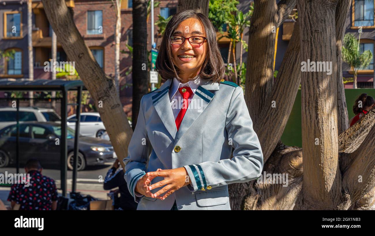 Teilnehmer mit Himiko Toga von My Hero Academia in Uniform auf der ...