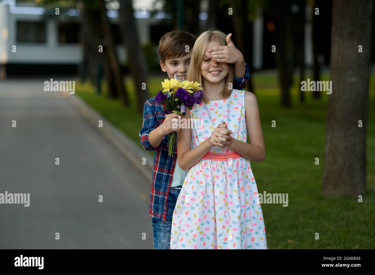 Kinder junge mädchen kuss -Fotos und -Bildmaterial in hoher Auflösung ...