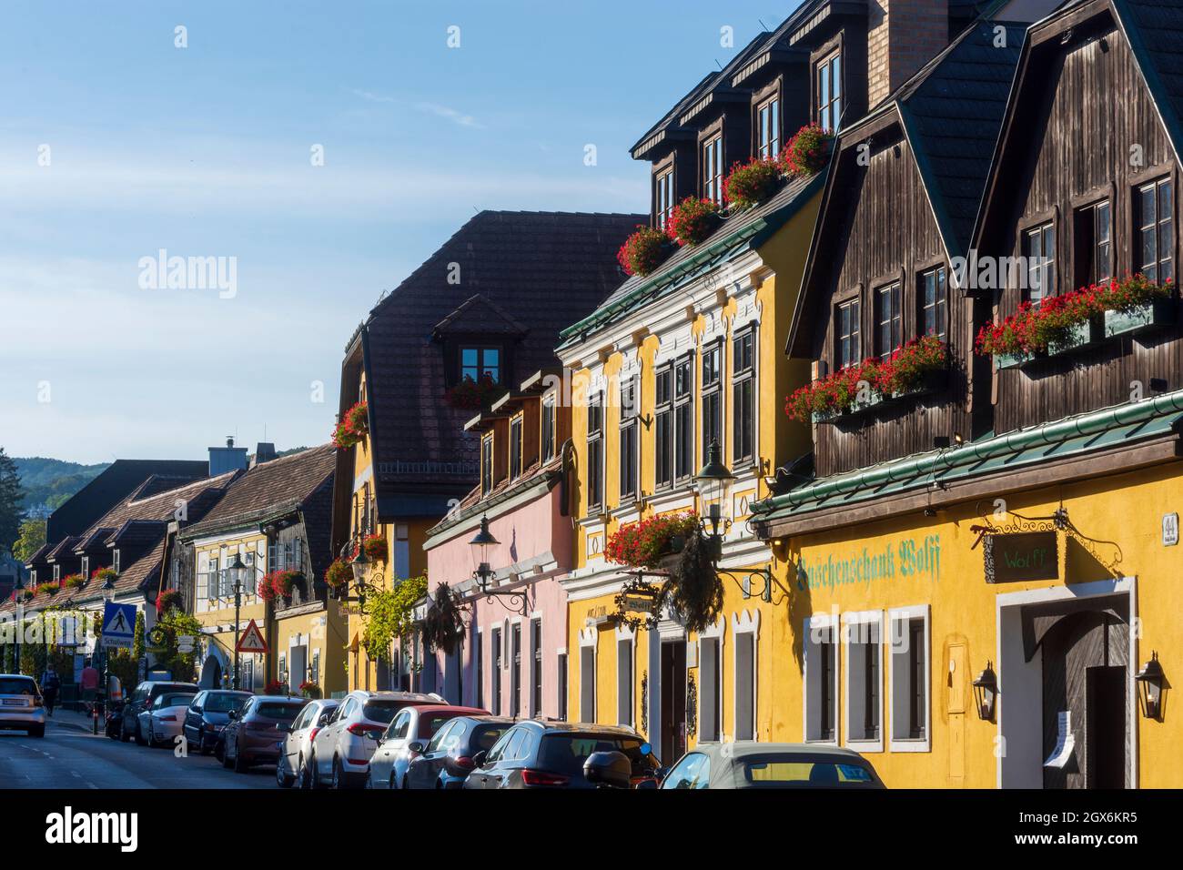 Wien, Wien: Mehrere Tavernen Heuriger in der Rathstraße im Stadtteil ...