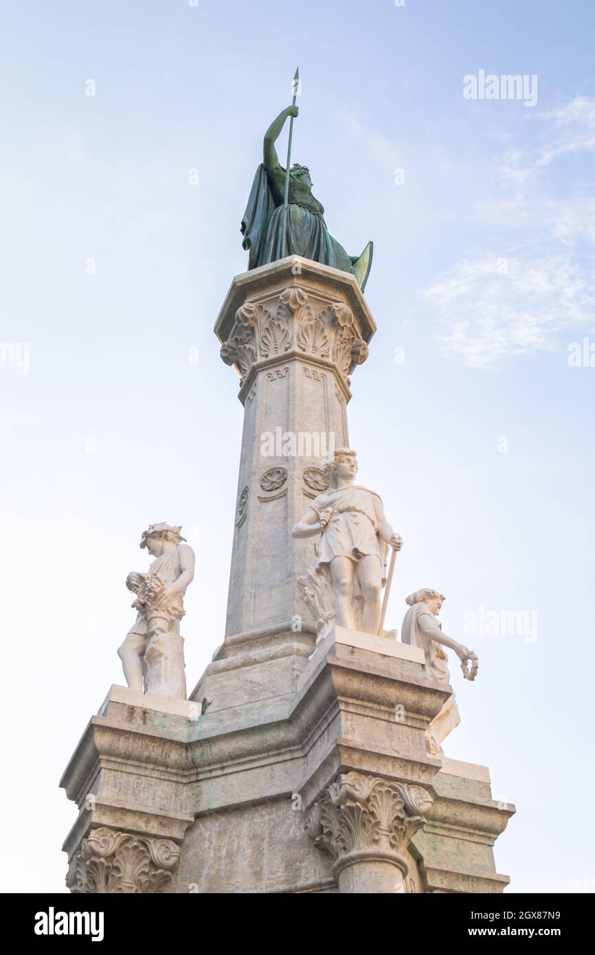 Die weibliche Helvetia-Statue mit Schild und Lanze in Bern vor einem ...