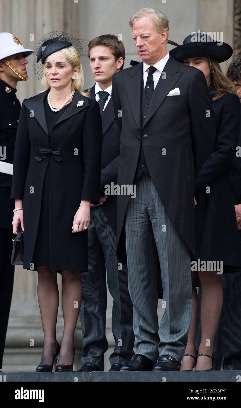 Mark Thatcher und seine Frau Sarah Thatcher, gefolgt von ihren Kindern ...