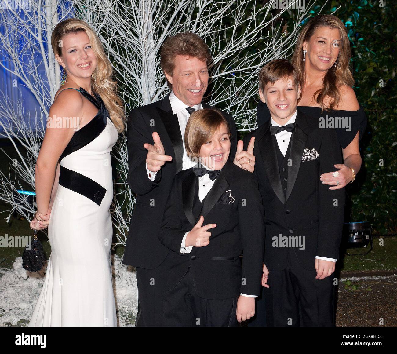 Jon Bon Jovi (Mitte), Frau Dorothea Hurley (rechts) und Kinder ...