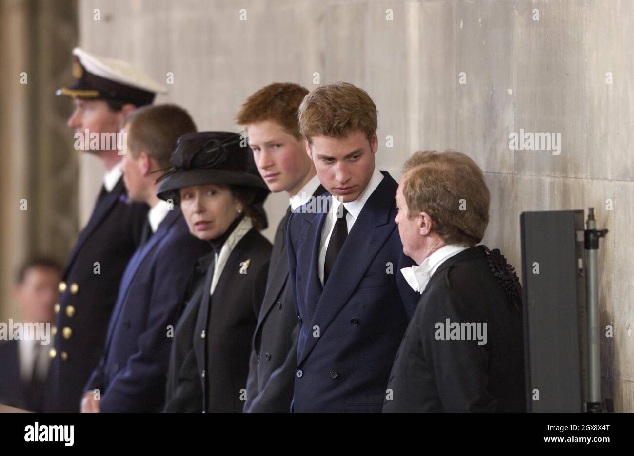 Die Prinzen William und Harry beim Begräbnis der Königin Mutter in ...