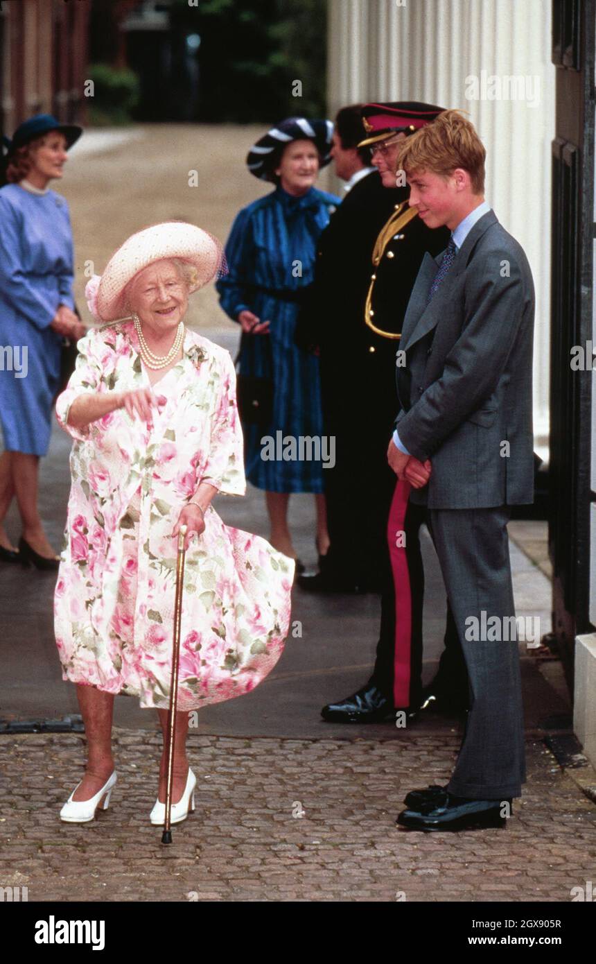 H.R.H die Königin Mutter mit Prinz William zu ihrem 96. Geburtstag vor ...