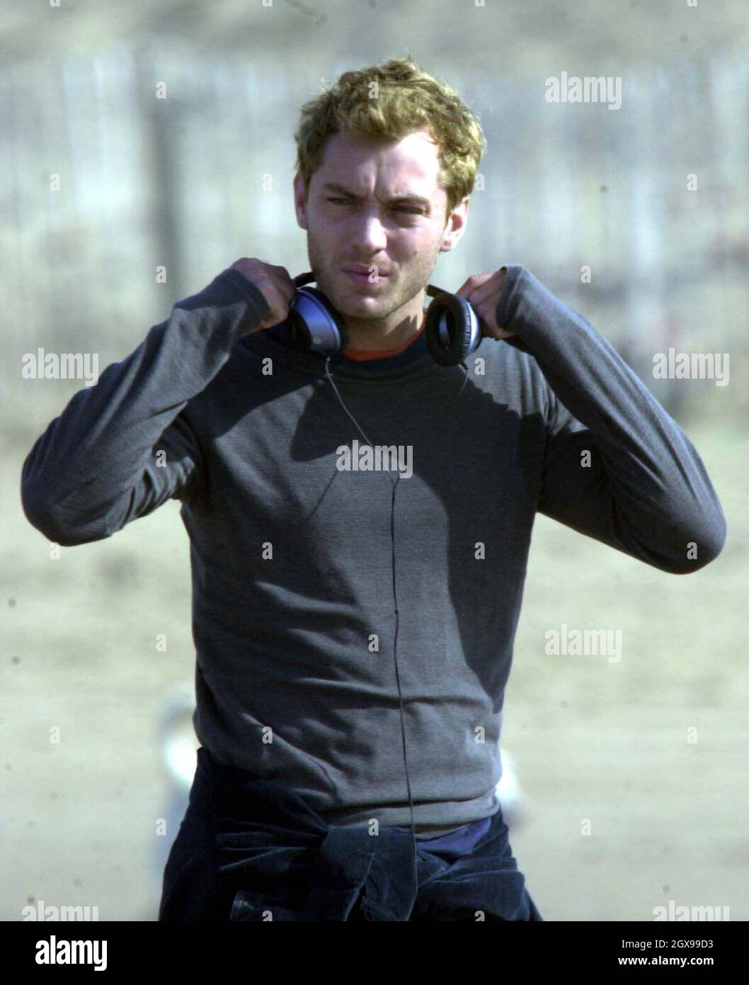 Jude Law filmt am Strand von Formby bei Southport im Nordwesten ...