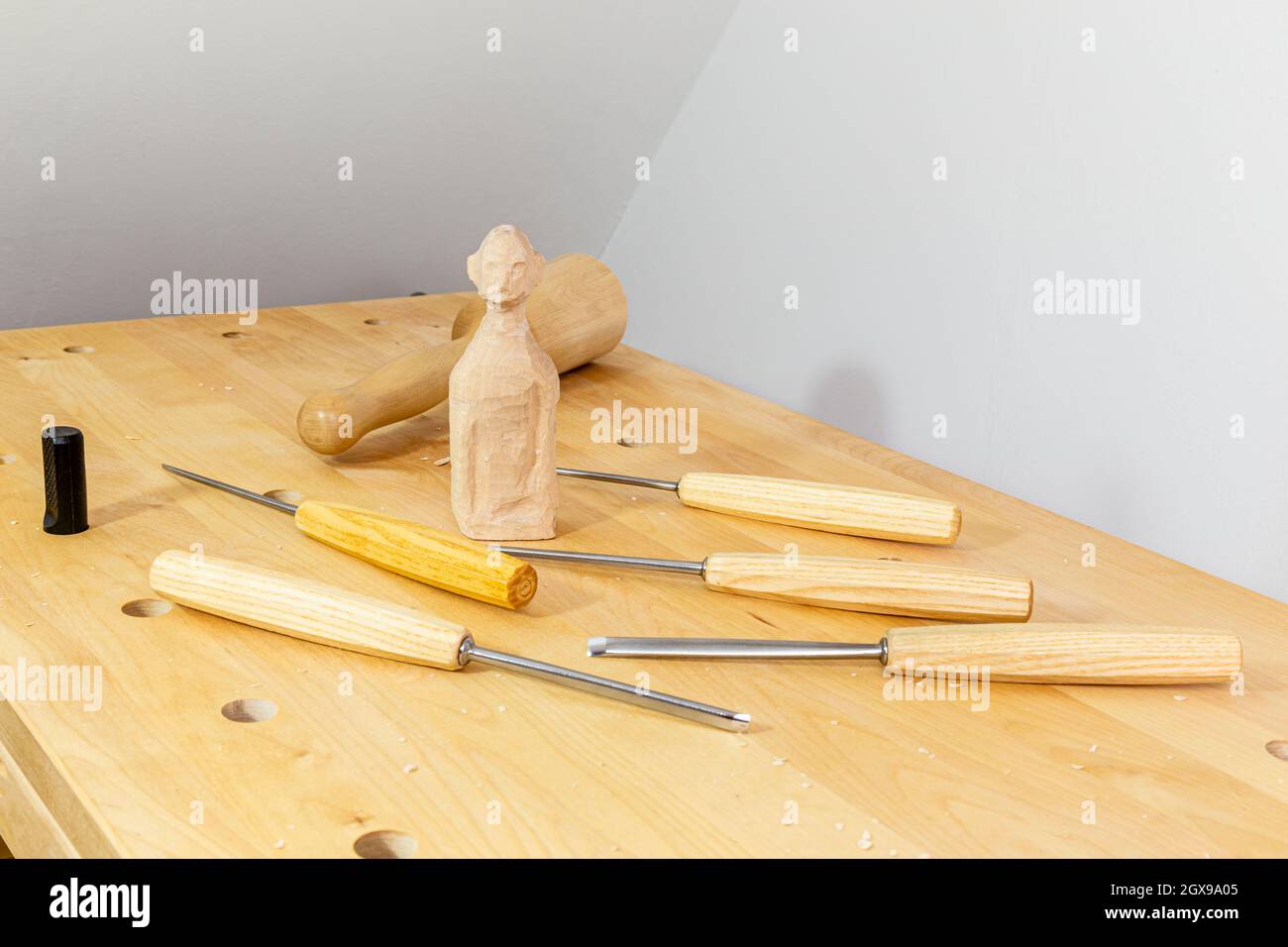 Holzbildhauern: Hobelbank mit Beitel, Hohl- und Schnitzbeitel, Schlägel ...