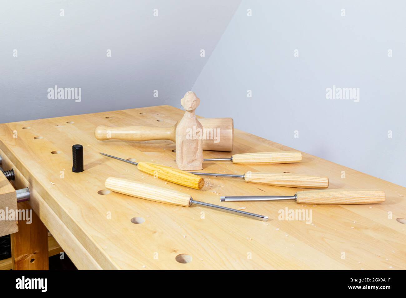 Holzbildhauern: Hobelbank mit Beitel, Hohl- und Schnitzbeitel, Schlägel ...