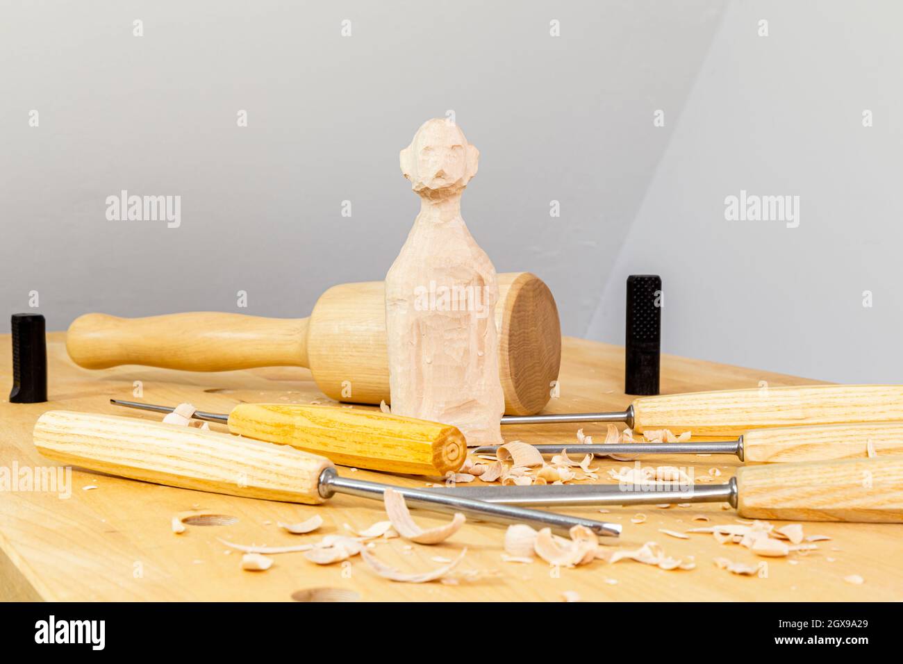 Holzbildhauern: Hobelbank mit Beitel, Hohl- und Schnitzbeitel, Schlägel ...